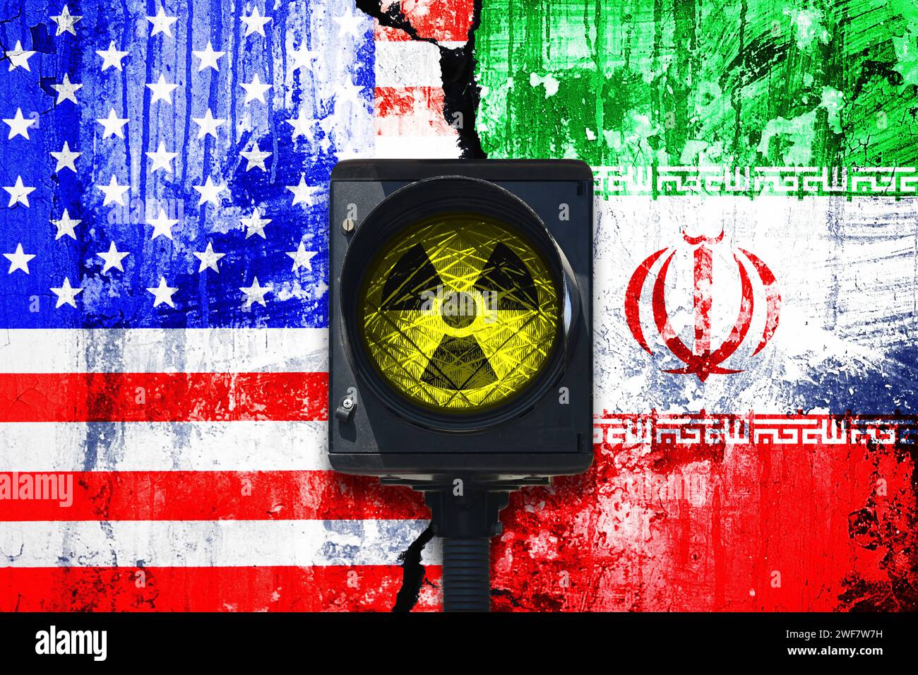 FOTOMONTAGE, Fahnen von den Vereinigten Staaten und Iran mit Riss und ...