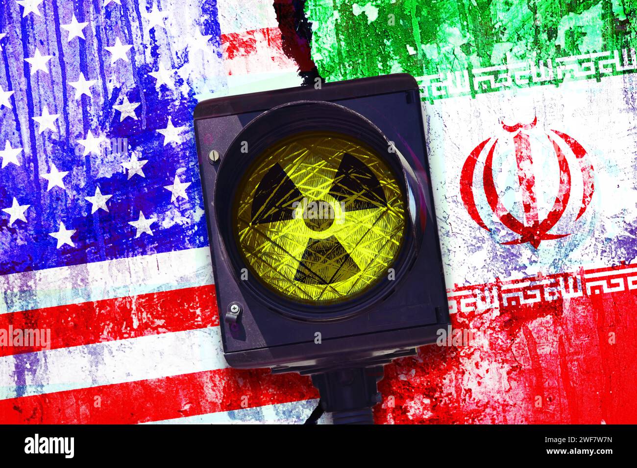 FOTOMONTAGE, Fahnen von den Vereinigten Staaten und Iran mit Riss und ...