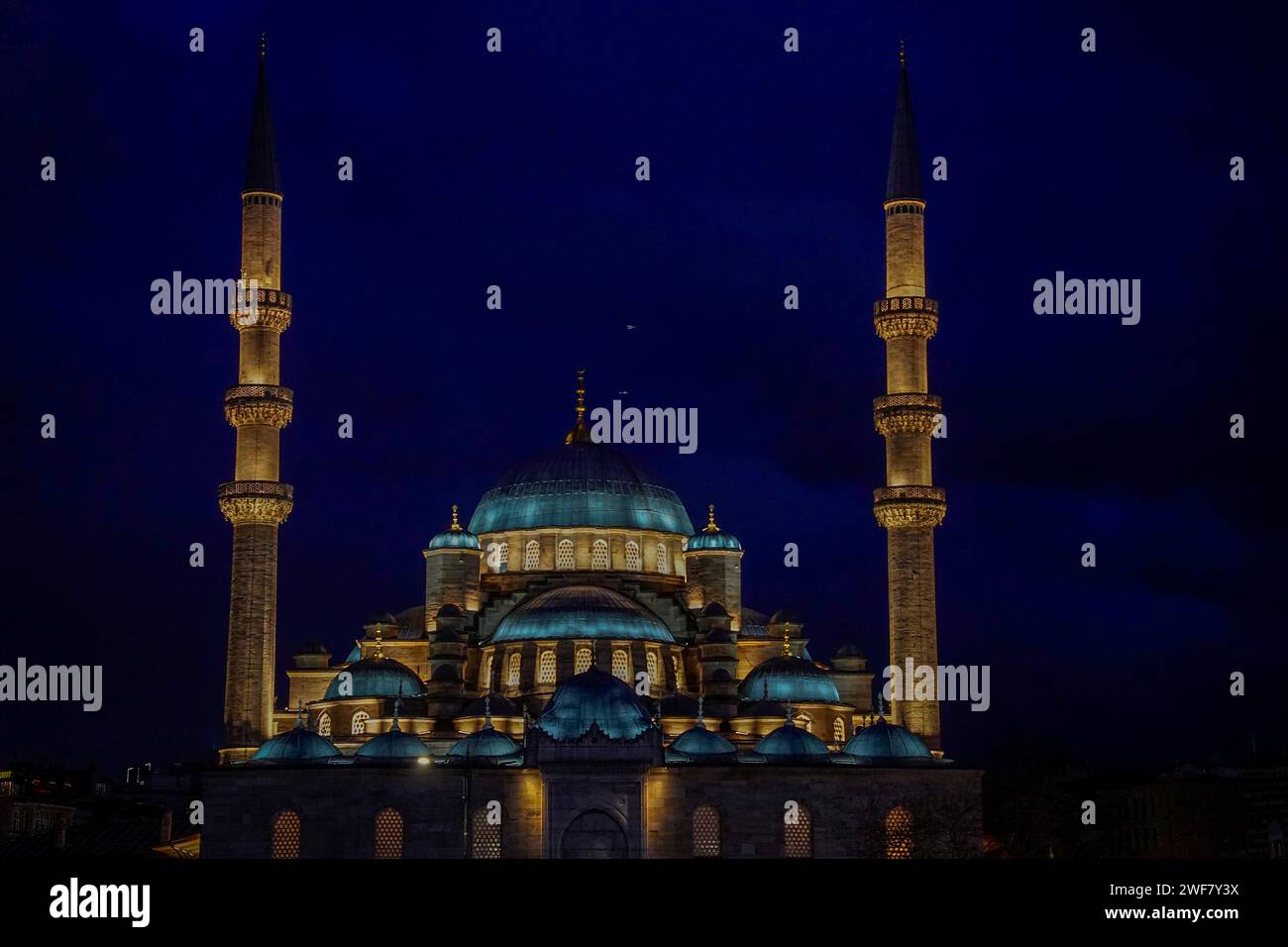Night view of Yeni Mosque, New Mosque or Mosque of the Valide Sultan ...