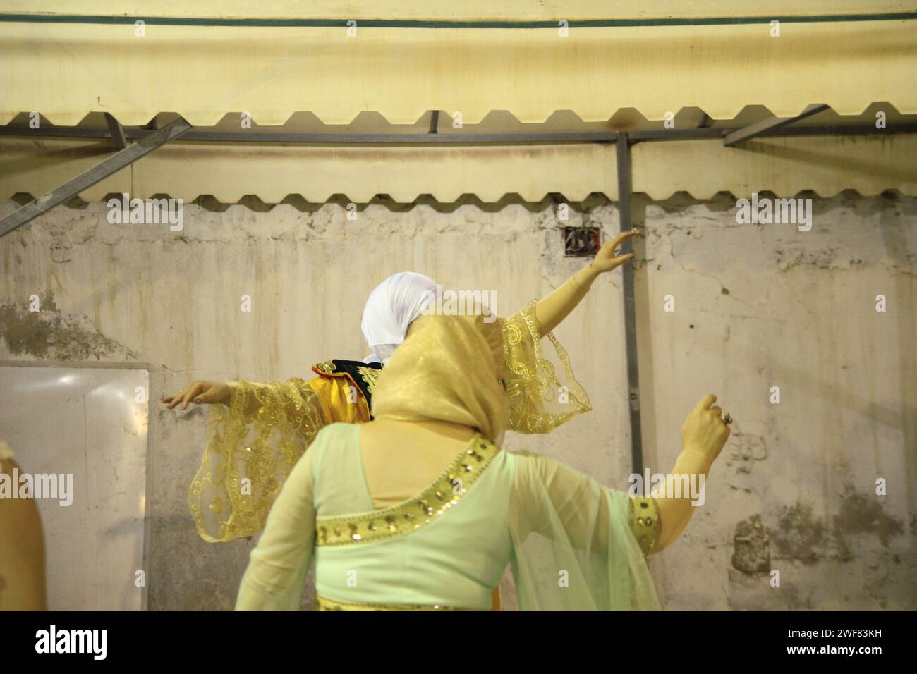 Girls dancing wedding party hi-res stock photography and images - Alamy