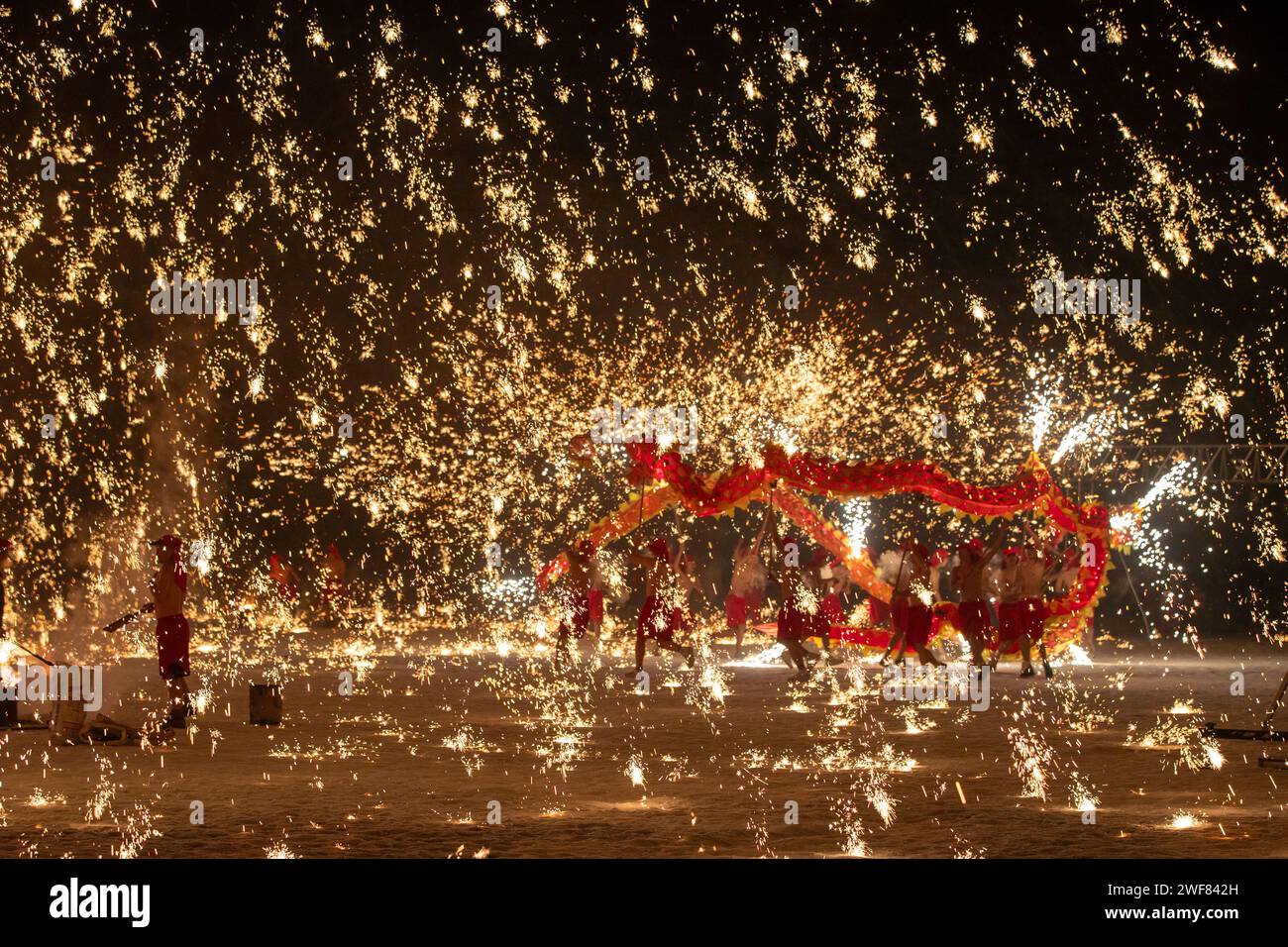 (240129) -- HARBIN, Jan. 29, 2024 (Xinhua) -- Actors perform a fire ...