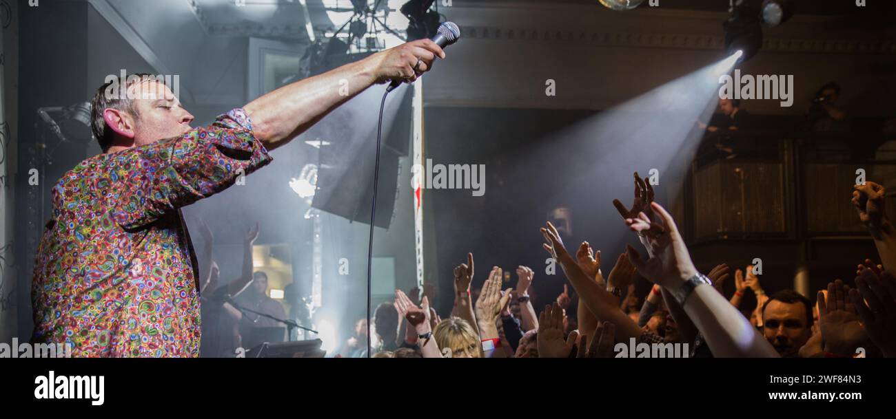 1990s singer performing hi-res stock photography and images - Alamy