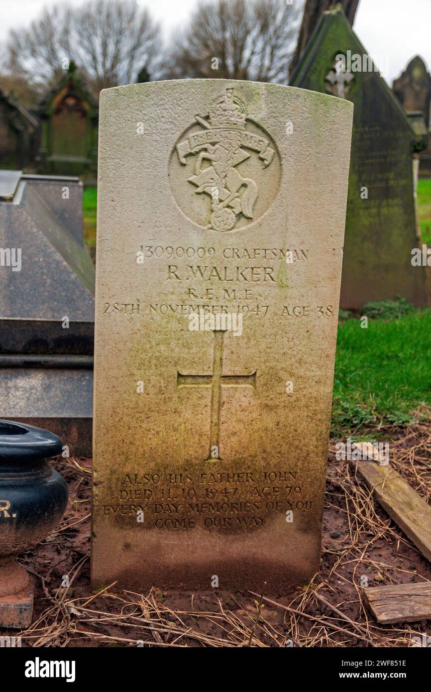 Commonwealth War Grave of Craftsman R. Walker. Weaste Cemetery. Salford ...