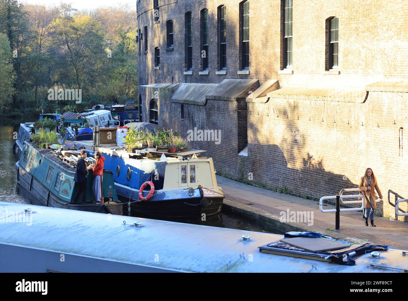 Barges on Regents Canal next to the Fish and Coal Building and Coal ...