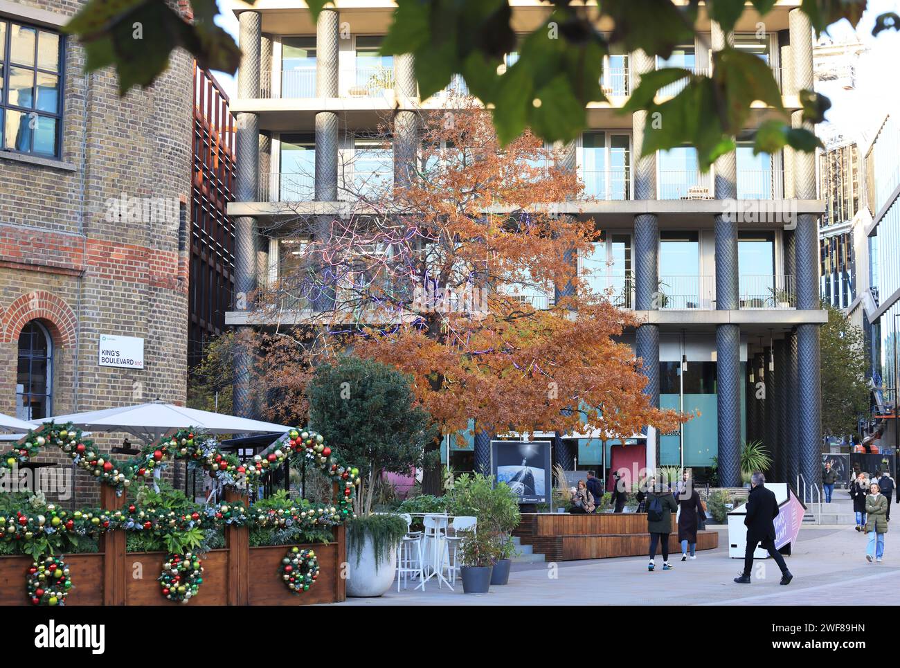 Christmas decorations and lights on Battlebridge Place, Kings Boulevard ...