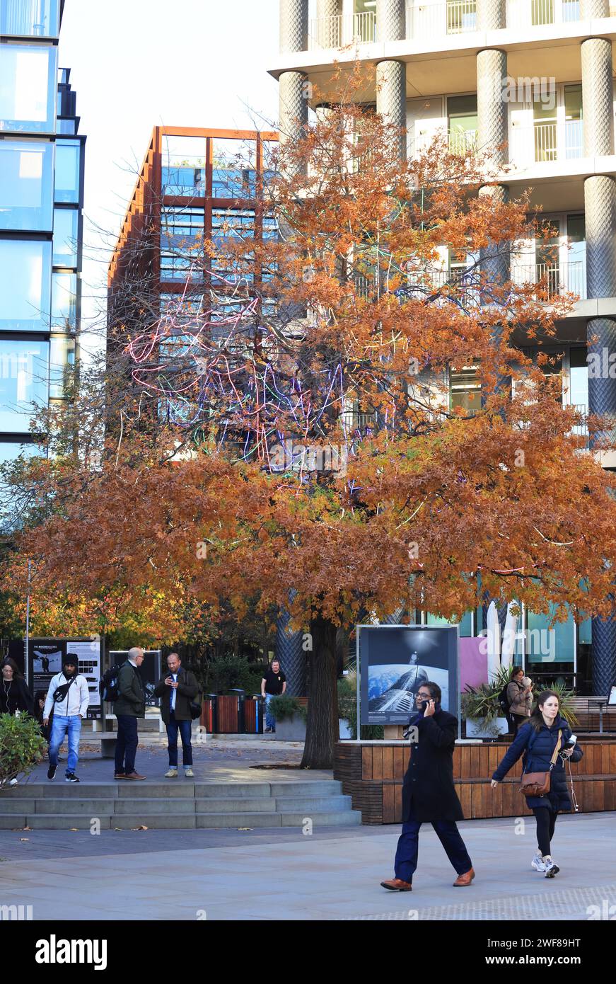 Christmas decorations and lights on Battlebridge Place, Kings Boulevard ...