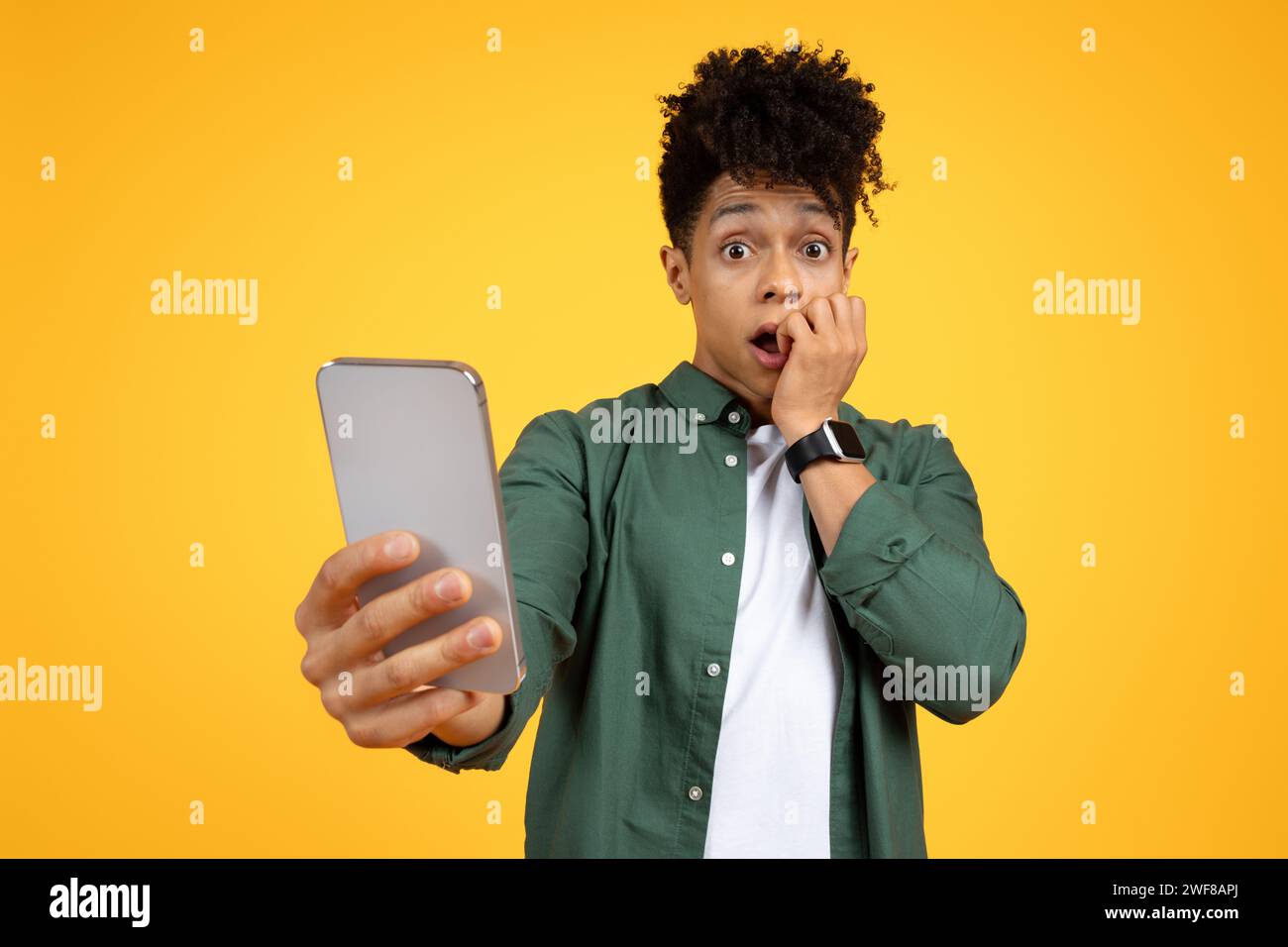 African american guy smartphone hi-res stock photography and images - Alamy