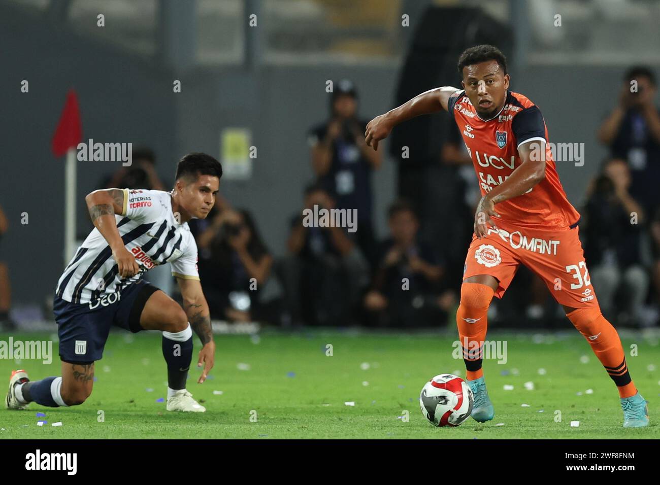 Johan Madrid of Universidad Cesar Vallejo and Ricardo Lagos of Alianza ...