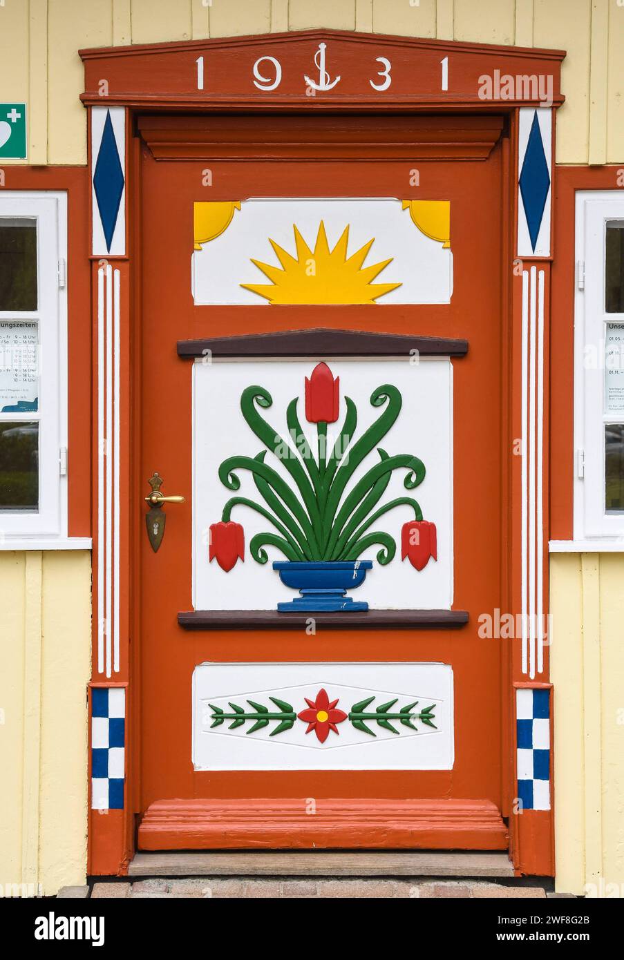 Mit kunstvoll geschnitzten Symbolen verzierte Haustuer in Prerow auf ...