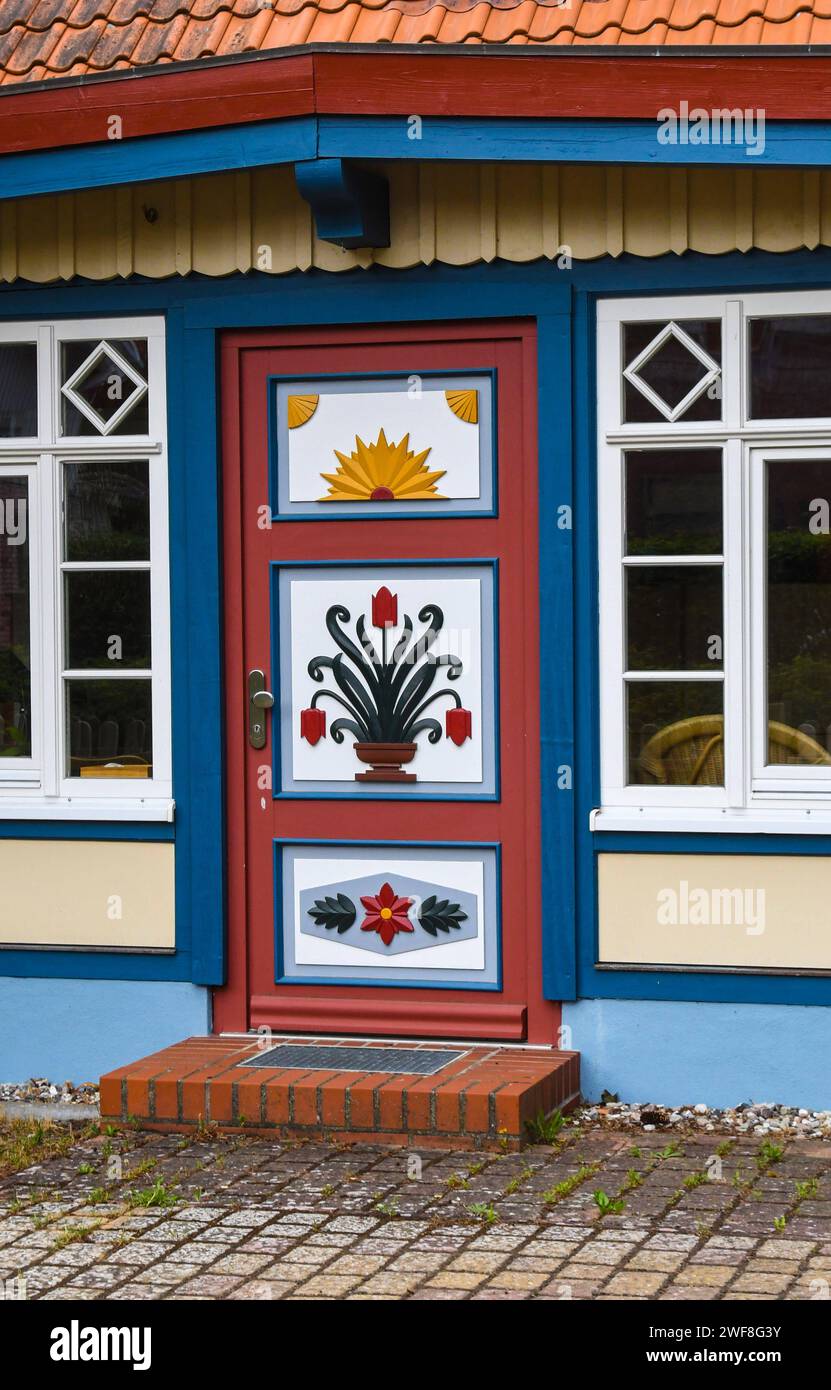 Mit kunstvoll geschnitzten Symbolen verzierte Haustuer in Prerow auf ...