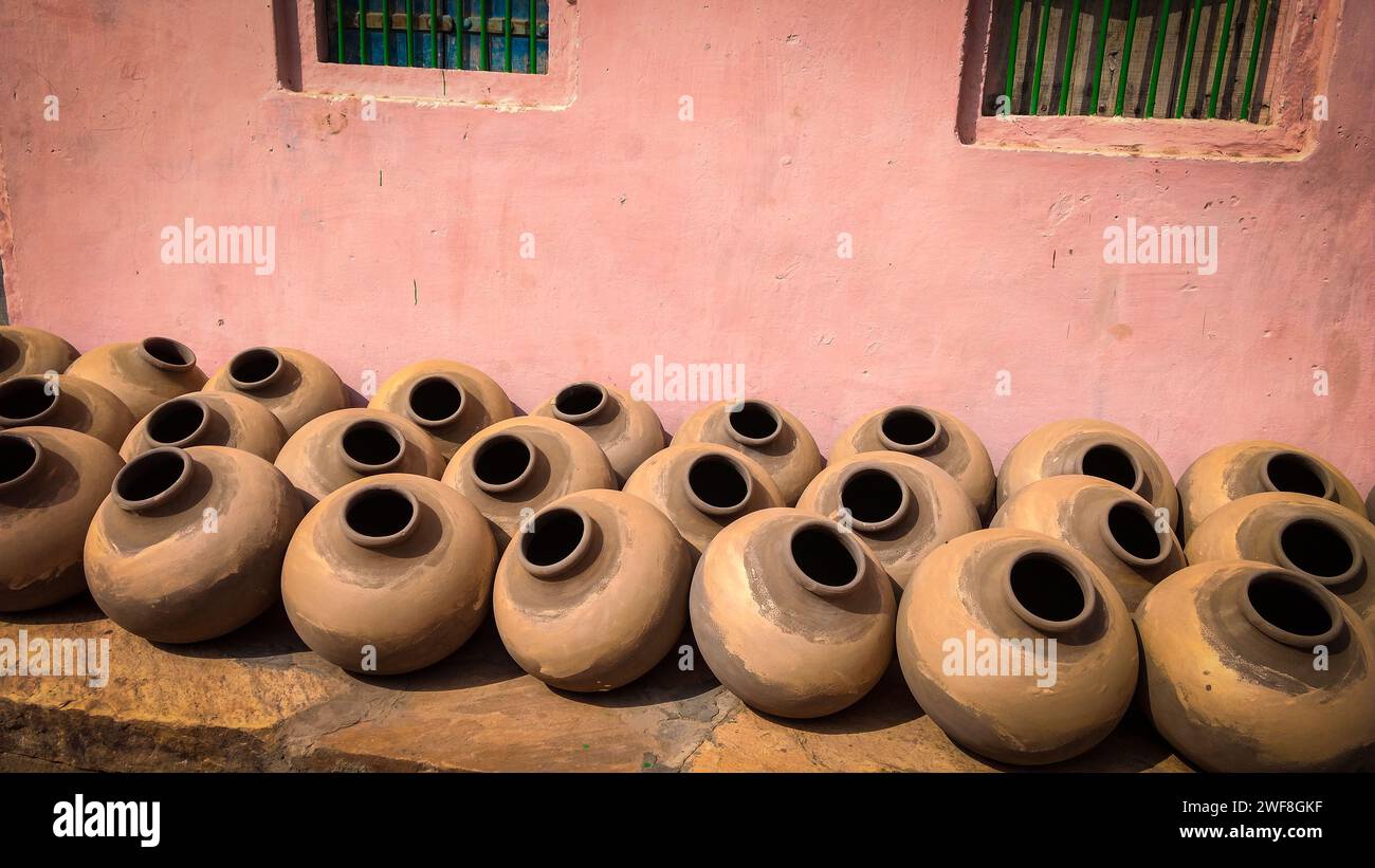 Indian clay pots hi-res stock photography and images - Alamy