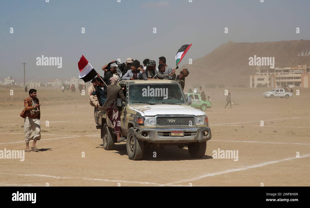 Houthi fighters stage a rally in support of the Palestinians in the ...