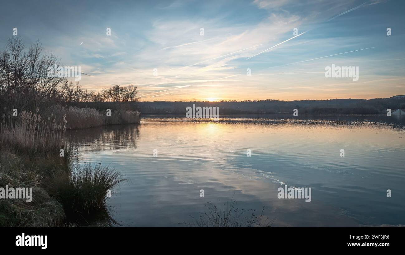 Empty lake hi-res stock photography and images - Alamy