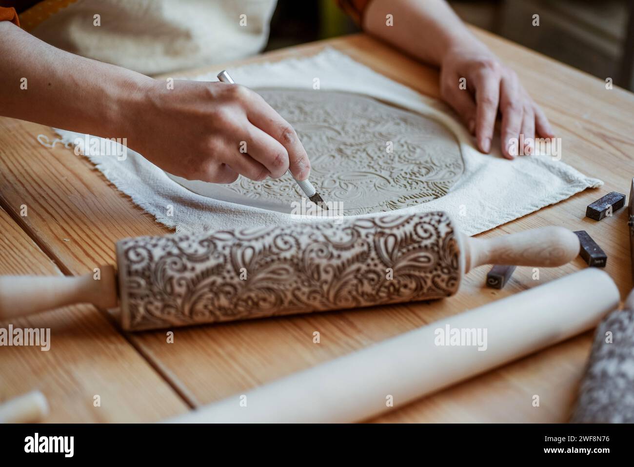 Potter is cutting out shape of plate from the clay Stock Photo - Alamy Potter is cutting out shape of plate from the clay Stock Photo - Alamy