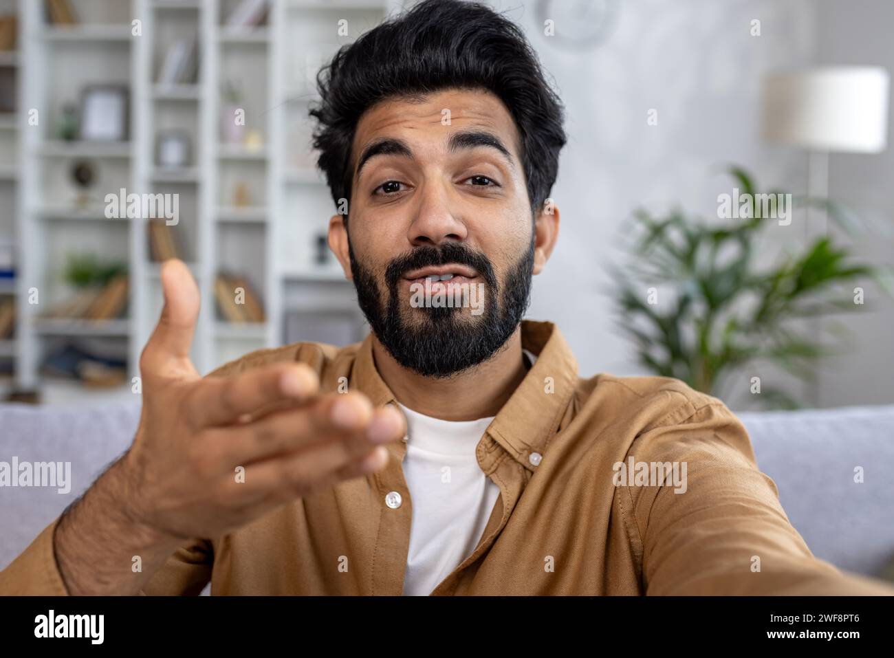 Man holding camera shooting speaker hi-res stock photography and images ...