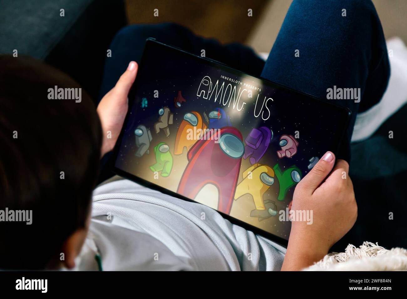 Tablet screen cartoon hi-res stock photography and images - Alamy
