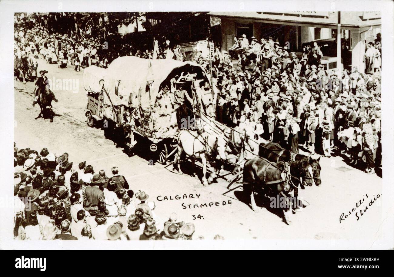 Historique Calgary Stampede photography. Spectators line the parade ...