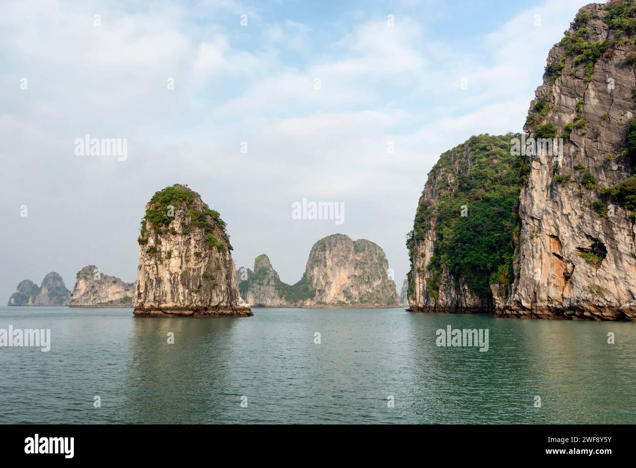 Ha long bay scenery hi-res stock photography and images - Alamy
