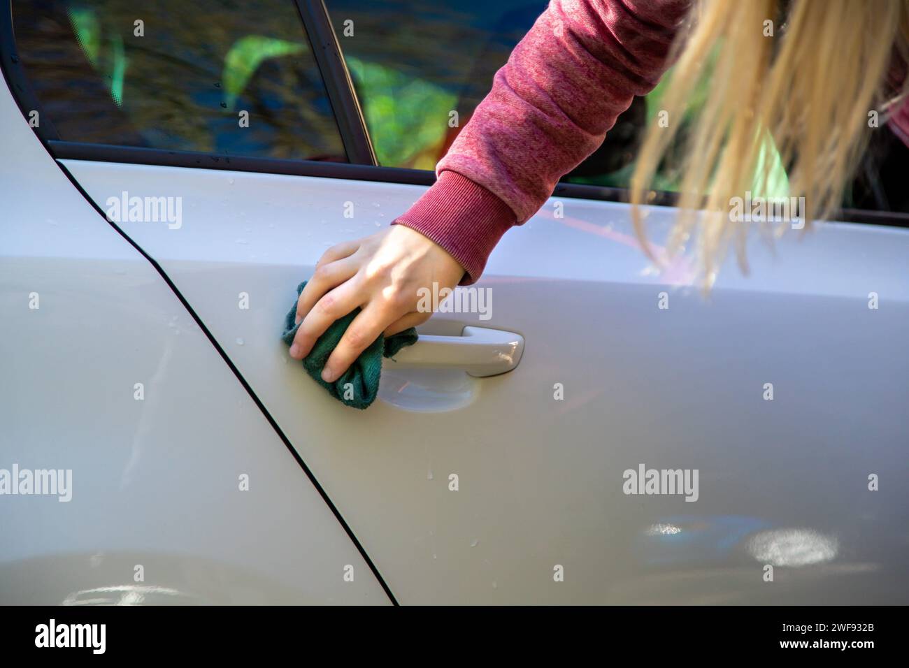 Auto mit Lappen waschen Stock Photo - Alamy