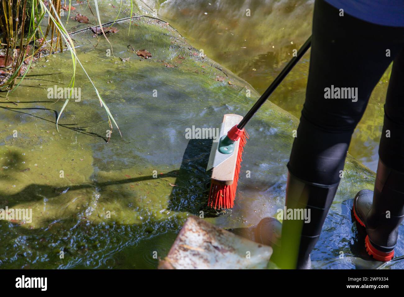 Mit einem besen reinigen hi-res stock photography and images - Alamy