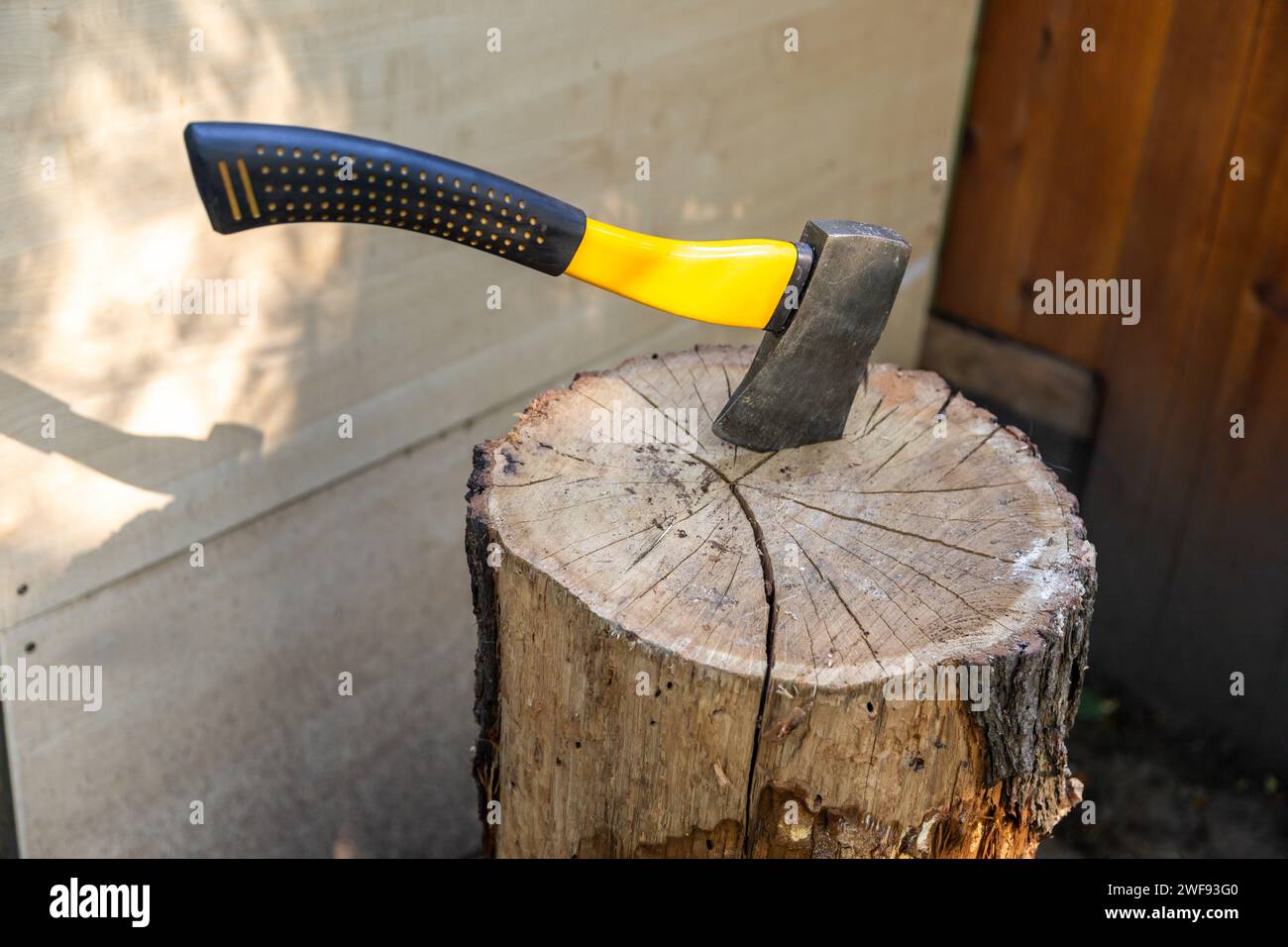 Axt in holz hi-res stock photography and images - Alamy