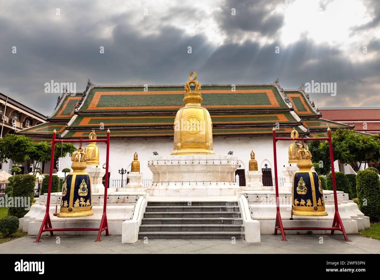 Golden bells on display at Wat Rakhang (Temple of Bells), Bangkok ...