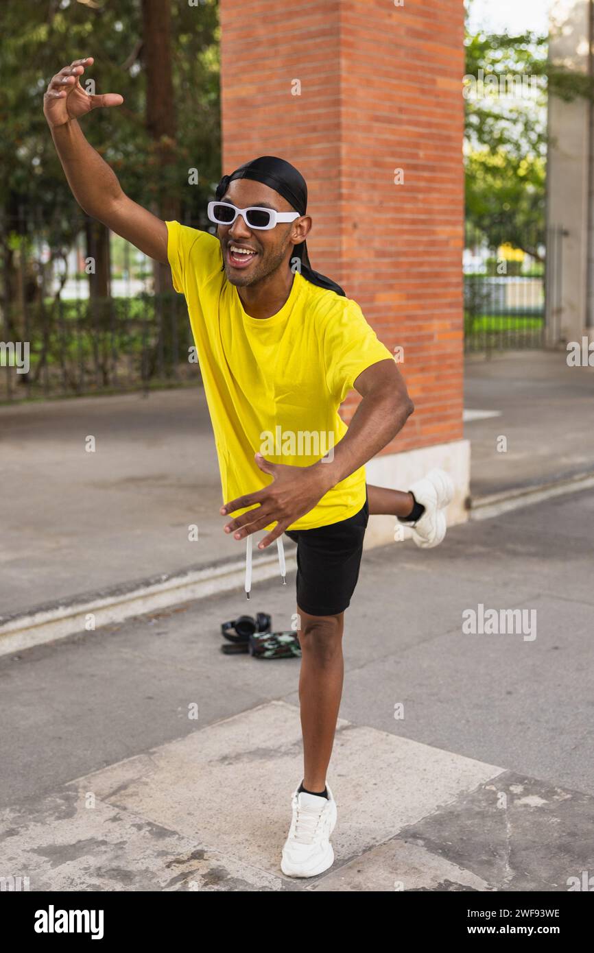 Male dancer on one leg hi-res stock photography and images - Alamy