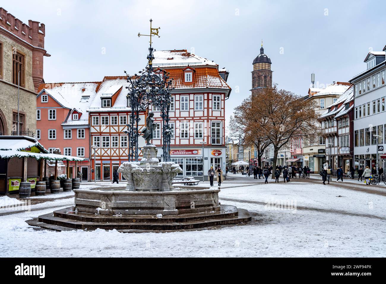 Göttingen im Winter Das verschneite Göttinger Wahrzeichen Gänseliesel ...