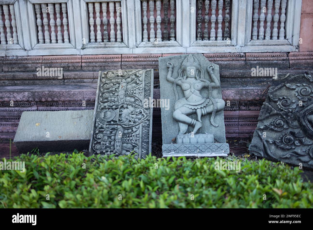 Statues against a wall hi-res stock photography and images - Alamy