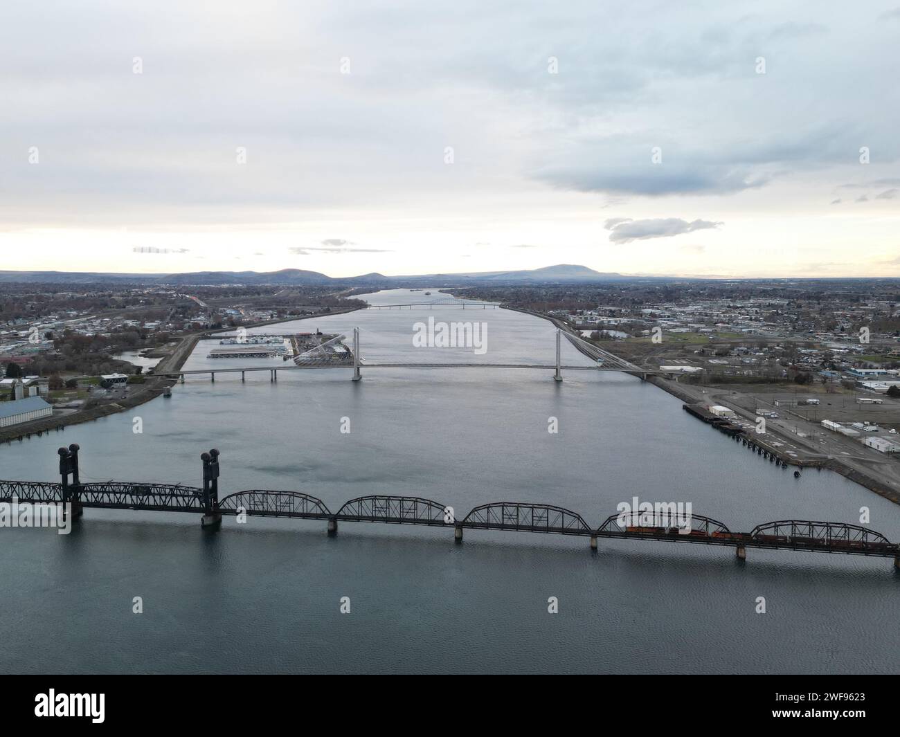 Dusk or Sunset above Columbia River with focus on Cable Bridge (Ed ...