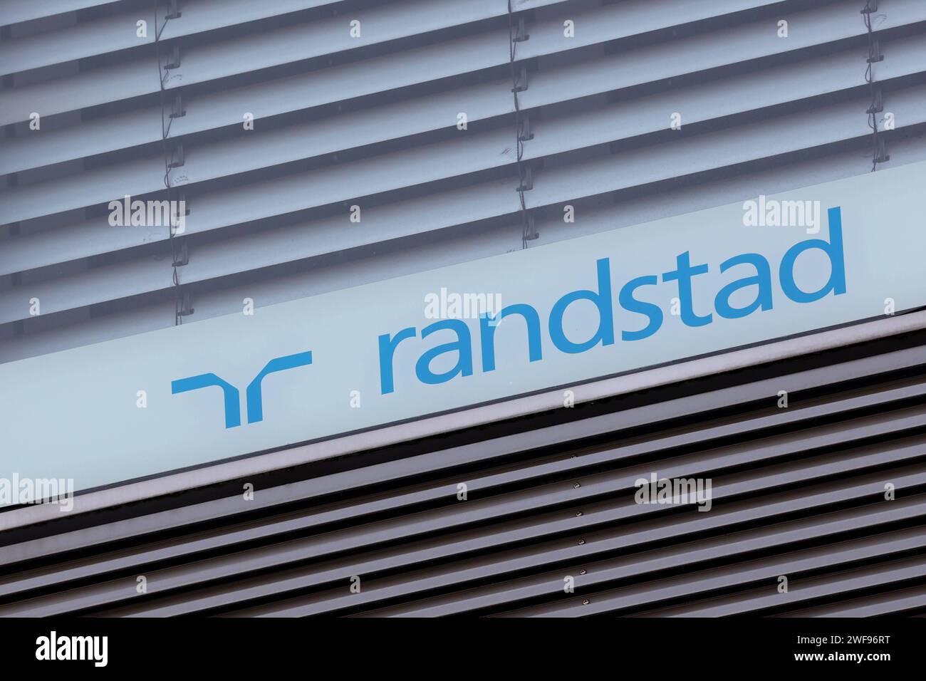 Das Logo von randstad an einem Gebaeude Gebäude. randstad am 29.01.2024 ...