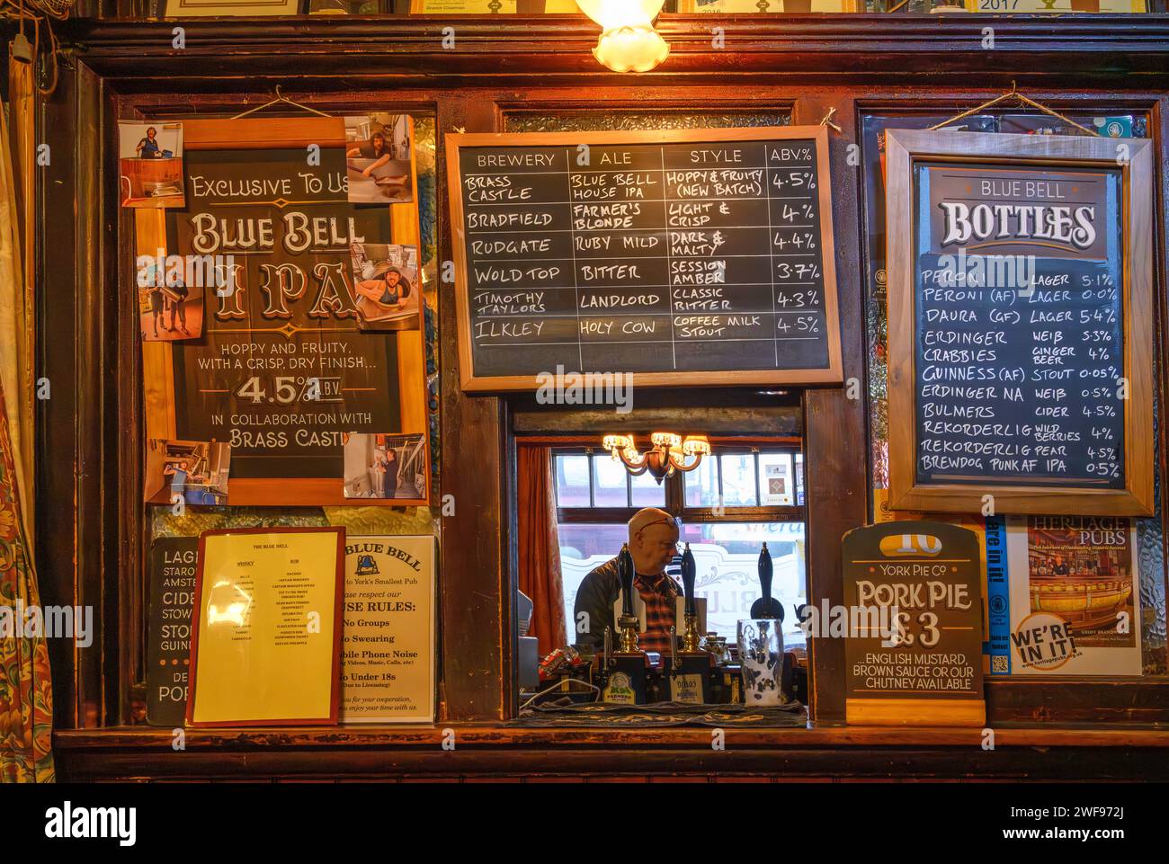 Traditional english pub interior hi-res stock photography and images ...