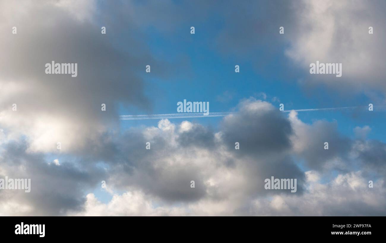 Sky with plane trail hi-res stock photography and images - Alamy