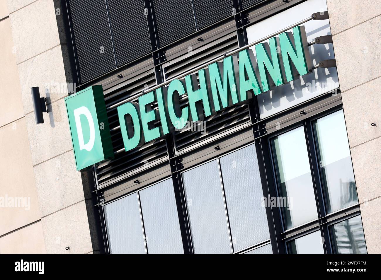 Die Shopping Mall City Galerie. Das Logo von Deichmann. City Galerie am ...