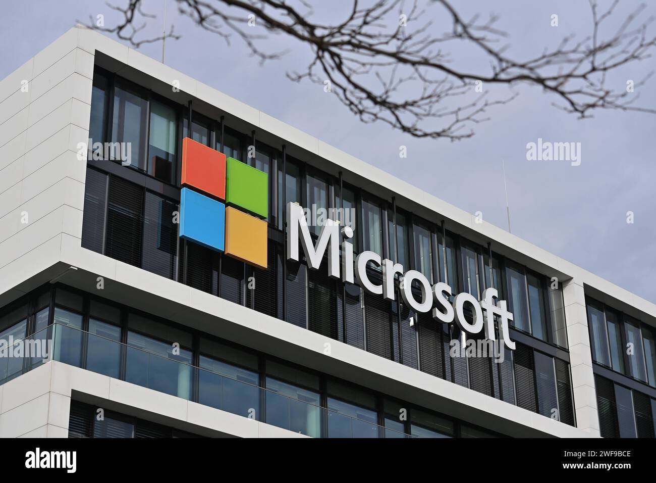 MICROSOFT Logo,Schriftzug Firmenlogo vor der Deutschlandzentrale von ...