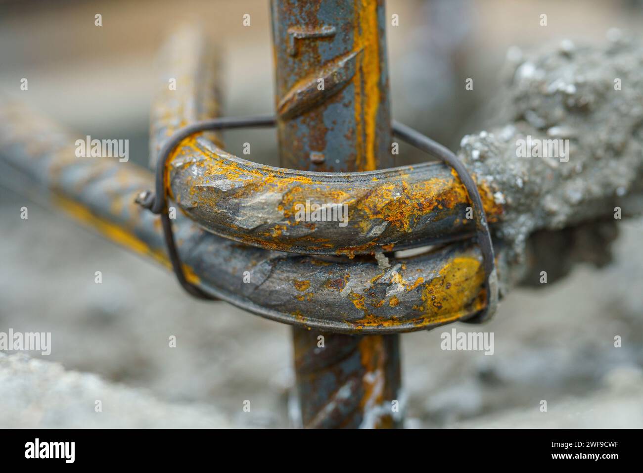 Close-up of rust on metal post with chain Stock Photo - Alamy