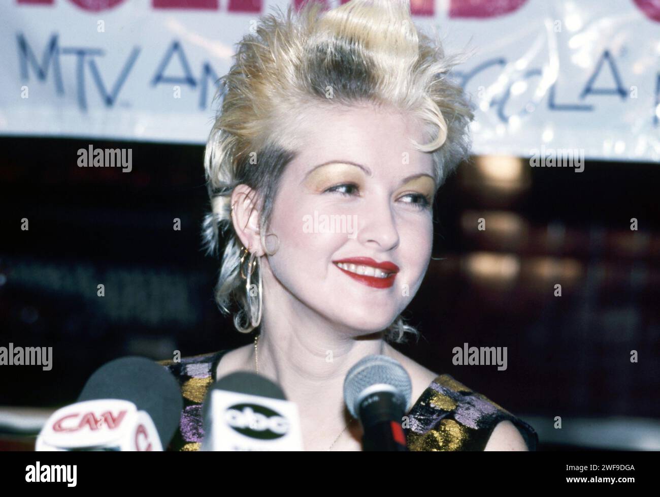 Cyndi lauper 1988 hi-res stock photography and images - Alamy