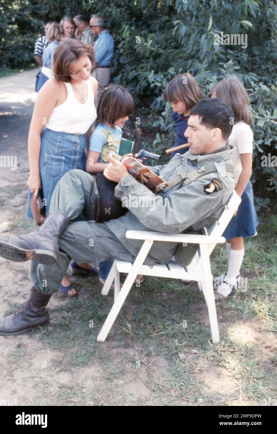 Elliott Gould on set of the film, A BRIDGE TOO FAR, 1977. Photo: Oscar ...