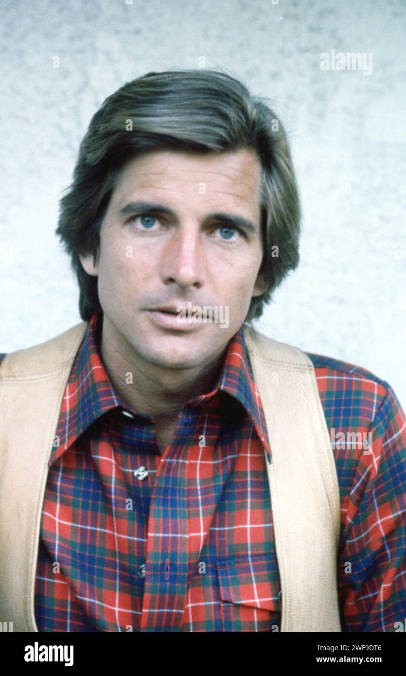 Dirk Benedict on the set of the movie RUCKUS, 1980. Photo: Oscar ...