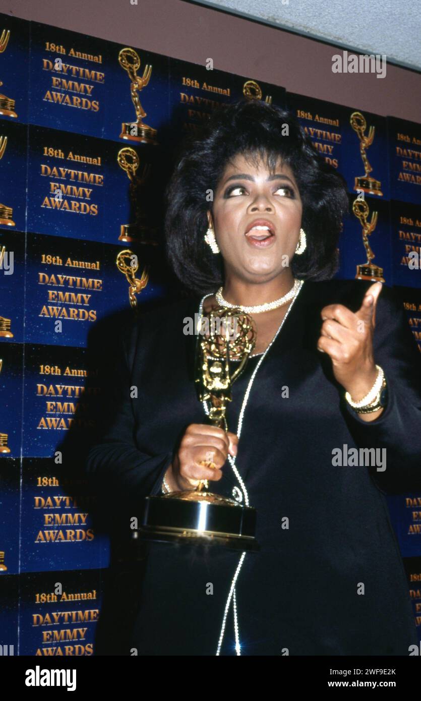 Holding emmy award hi-res stock photography and images - Alamy