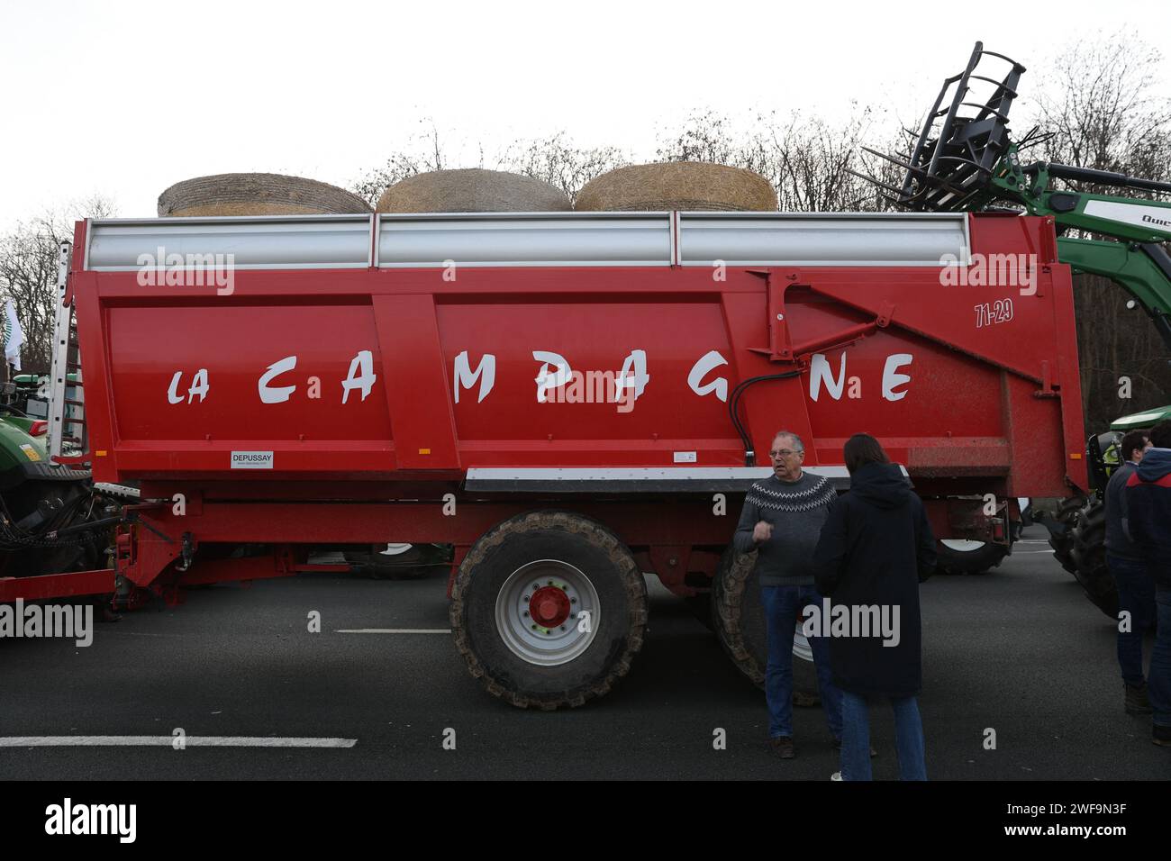 Argenteuil, France. 29th Jan, 2024. A trailer with bales of straw ...