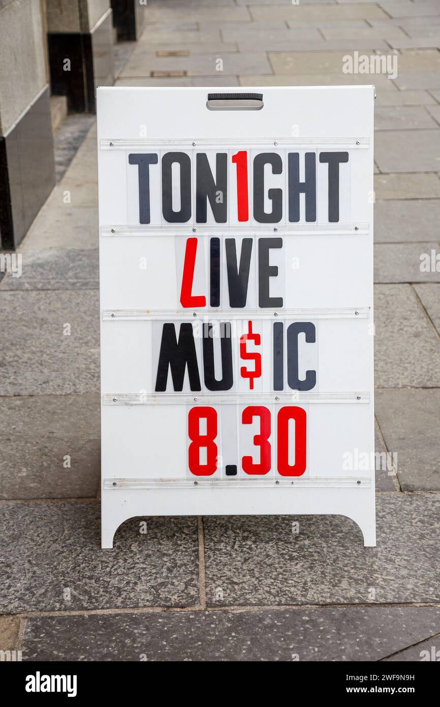 A live music tonight sign on a city street Stock Photo - Alamy