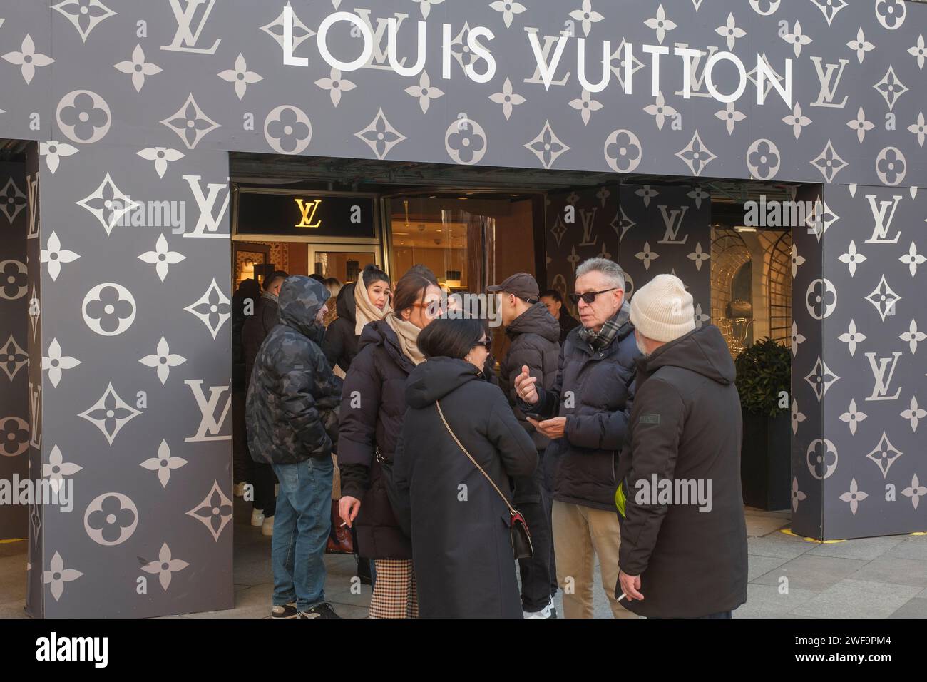 Queue of people waiting in front of the Cologne branch of the Parisian ...