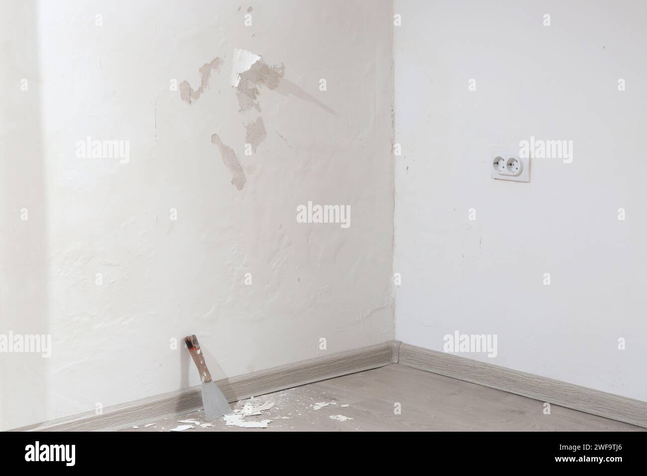 Saltpeter on the wall, Closeup of wall stained with water infiltration ...