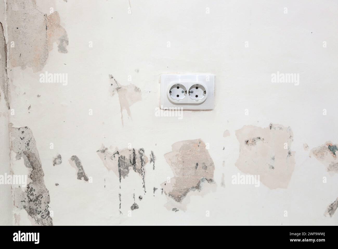 Saltpeter on the wall, Closeup of wall stained with water infiltration ...