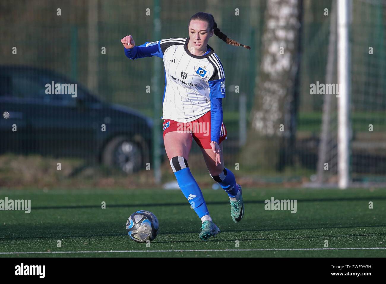 Norderstedt, Deutschland. 28th Jan, 2024. v.li.: Merle Kirschstein (Hambruger SV, 25) am Ball ...