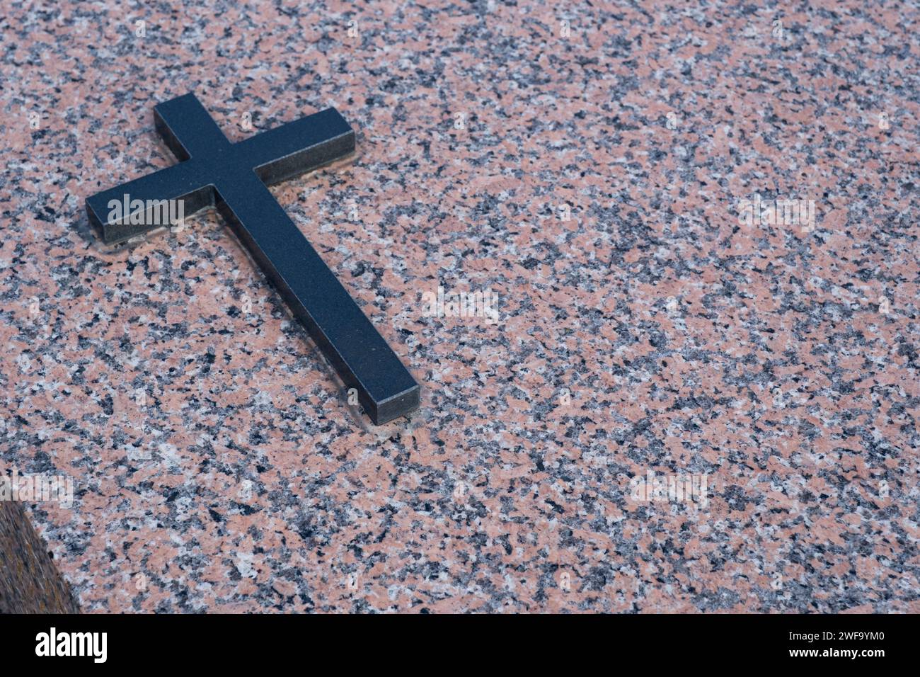 Black metal cross hi-res stock photography and images - Alamy