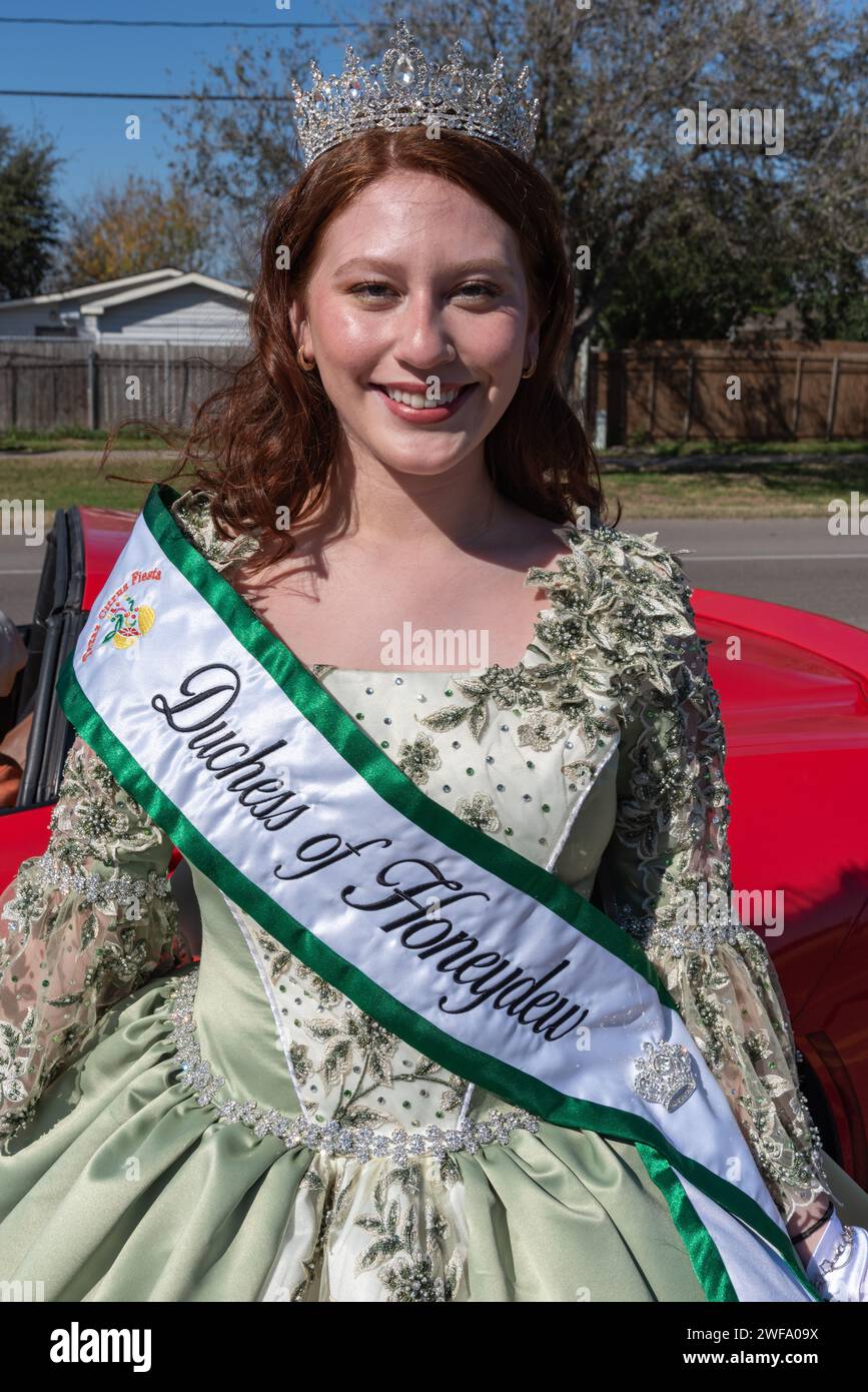 Pretty redhead, Duchess of Honeydew, poses in elaborate light green ...