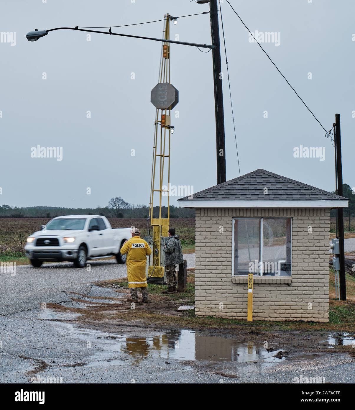 Atmore, Alabama, USA. 25th Jan, 2024. Guards work in the rain outside ...
