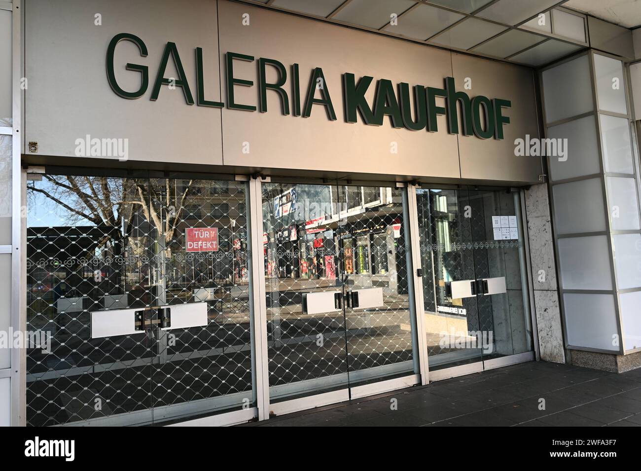 Logo, Schriftzug der Warenhauskette Galeria Kaufhof am geschlossenen ...